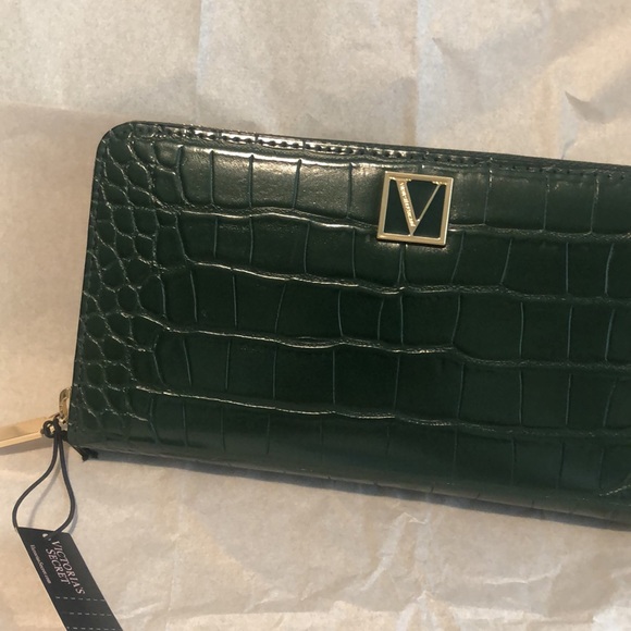 Victoria's Secret | Bags | Nwt Victorias Secret Wallet A Classic ...
